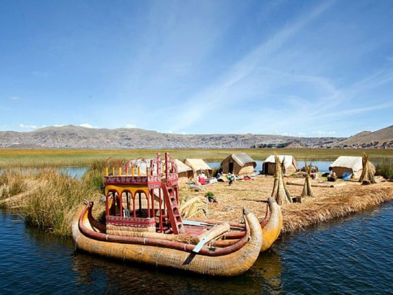 Lago Titicaca: Islas Flotantes y Cultura Viva | Avalos Tours